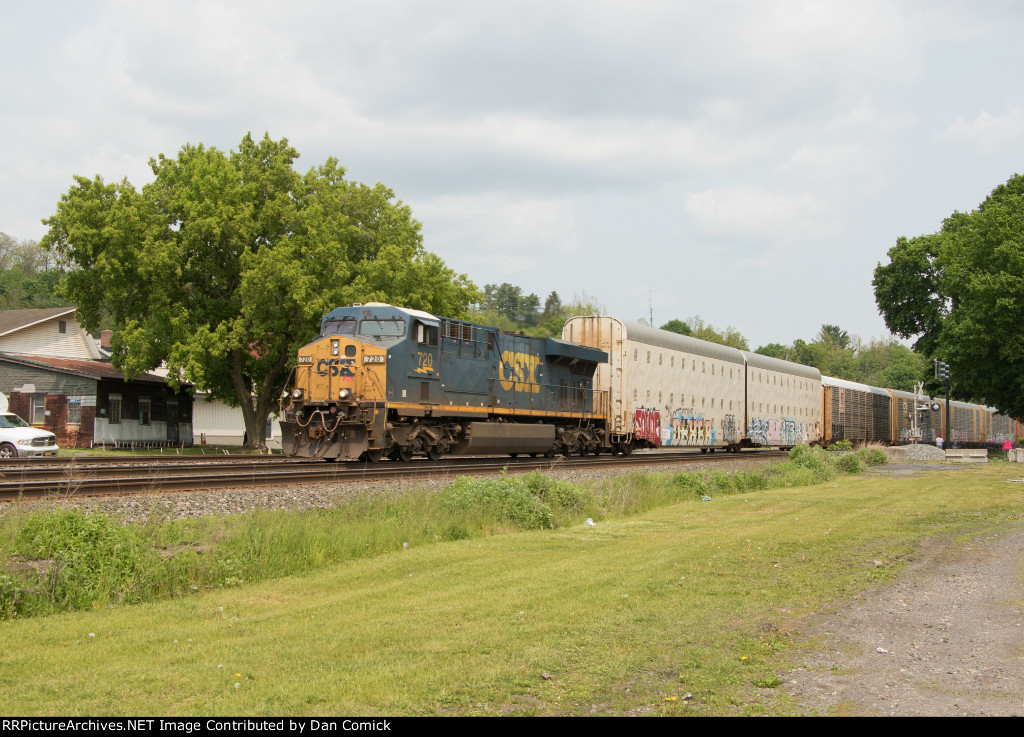 CSXT 720 Leads M205 at Fonda, NY